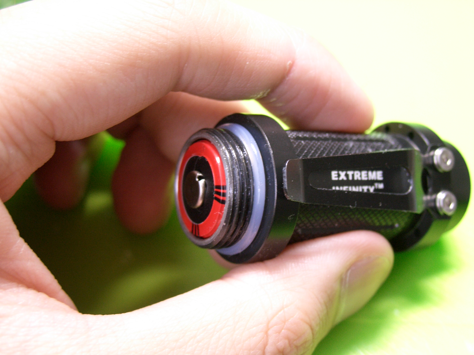 NiteCore Extreme の電池ボックス: DeADliNe